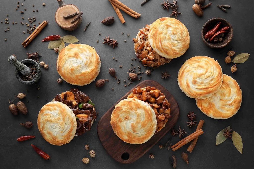 BINGZ: FAMOUS CRISPY BURGER CHAIN OPENS IN SINGAPORE, HAS VIRAL MEAT-STUFFED FLAKY & CRUNCHY ...