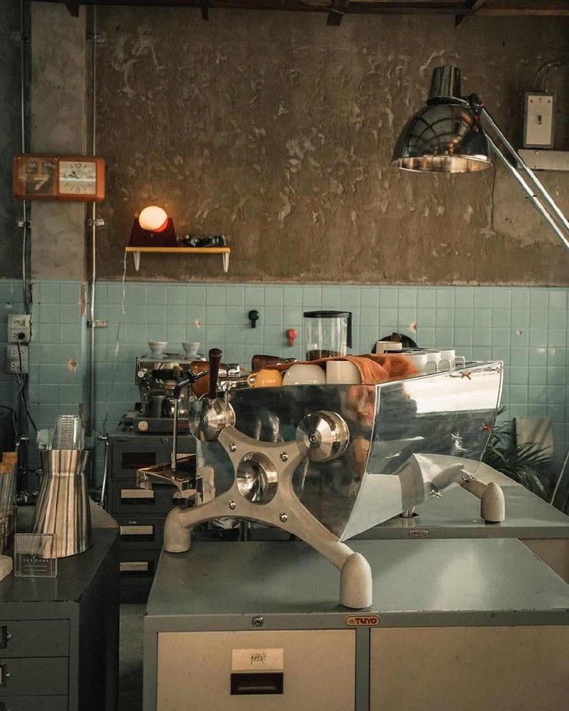 This Café In Bangkok Brings You Back To The 90’s With Vintage Macintosh ...