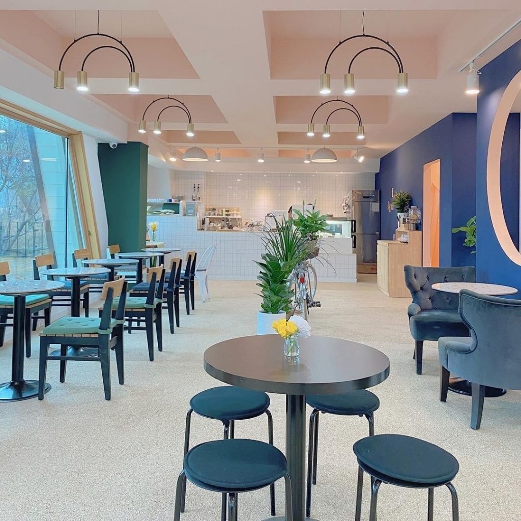 TILTED ALICE IN WONDERLAND-ESQUE CAFÉ IN KOREA - Shout