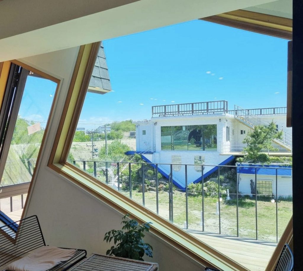 TILTED ALICE IN WONDERLAND-ESQUE CAFÉ IN KOREA - Shout