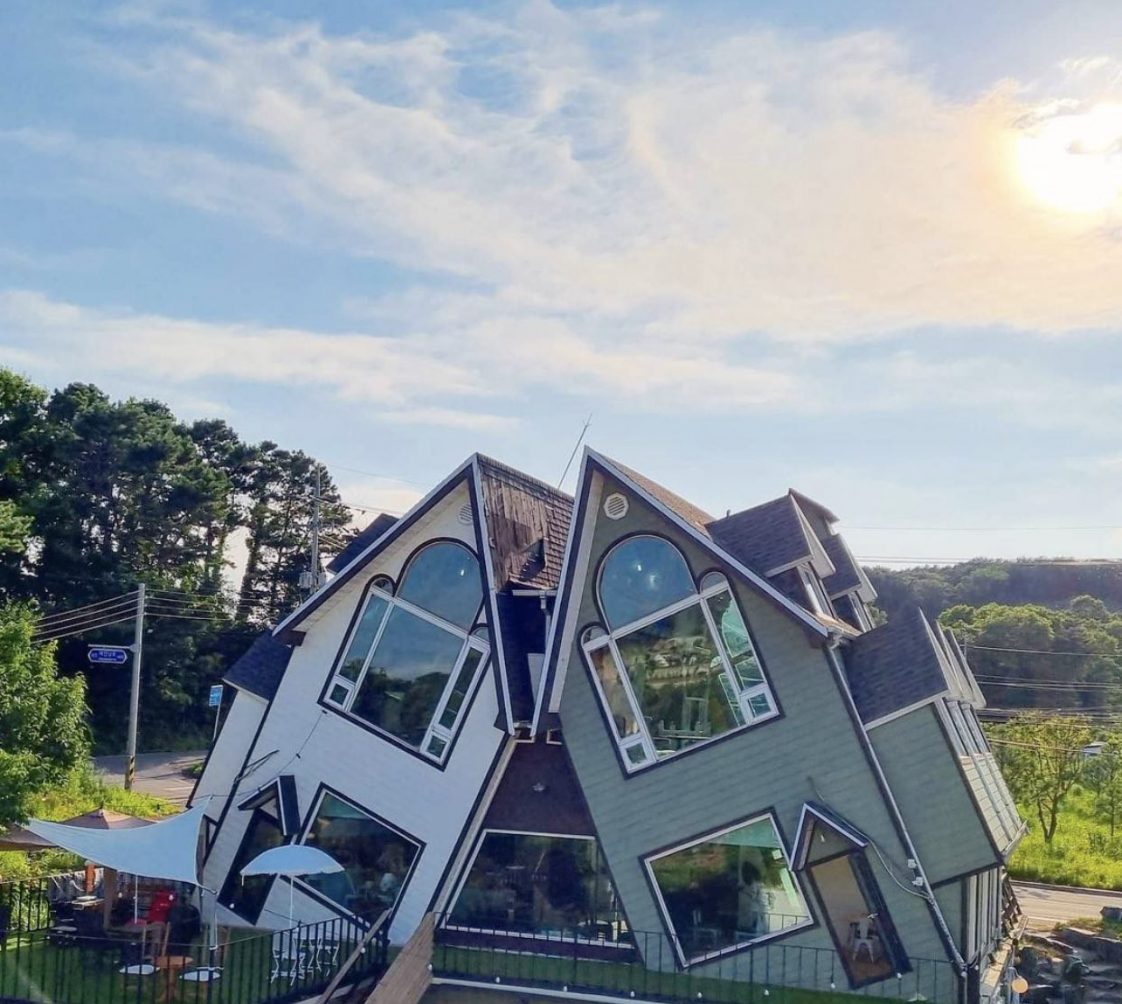 TILTED ALICE IN WONDERLAND-ESQUE CAFÉ IN KOREA - Shout