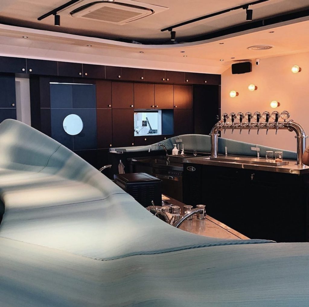 NEW SUSTAINABLE BAR WITH UNIQUE 3D-PRINTED BAR TABLE - Shout