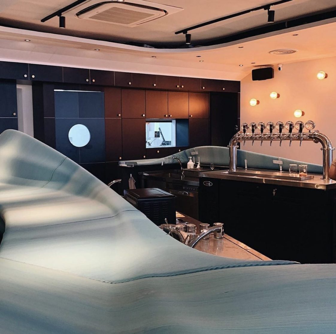 NEW SUSTAINABLE BAR WITH UNIQUE 3D-PRINTED BAR TABLE - Shout