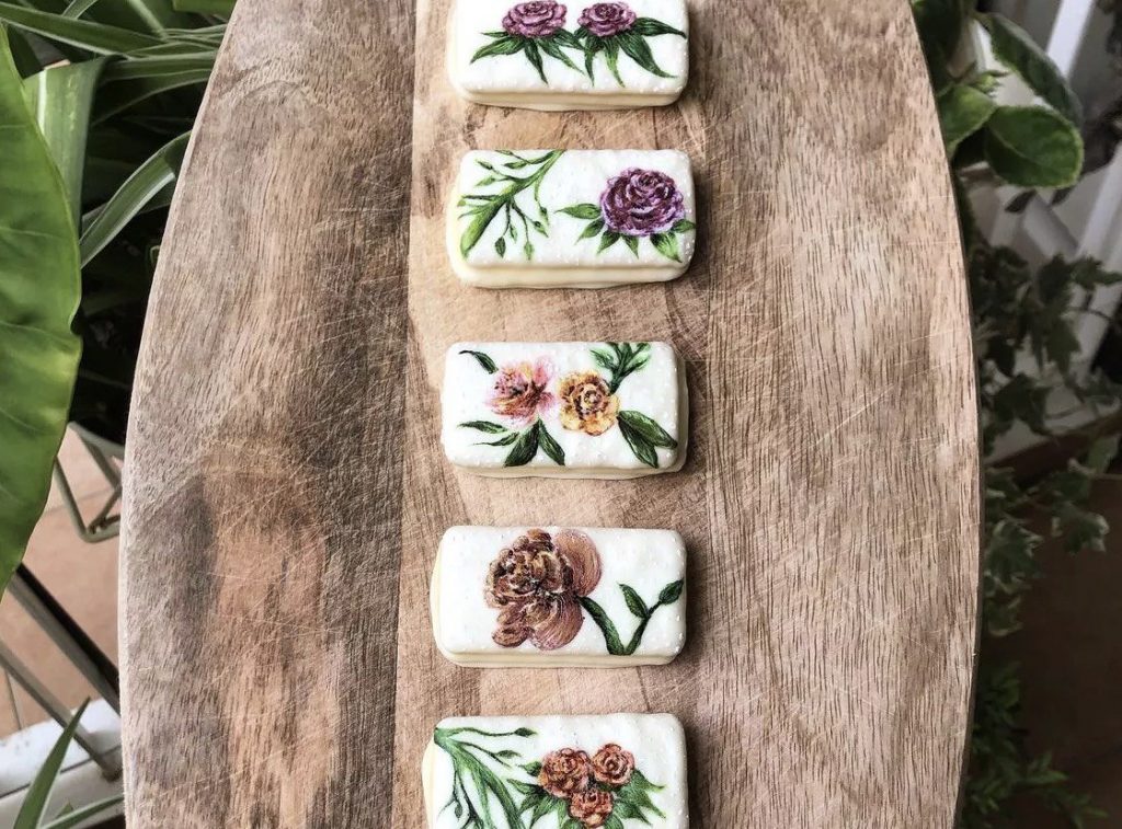 EDIBLE PAINTING CLASS LETS YOU PAINT ART ON MACARONS AND EAT THEM TOO ...