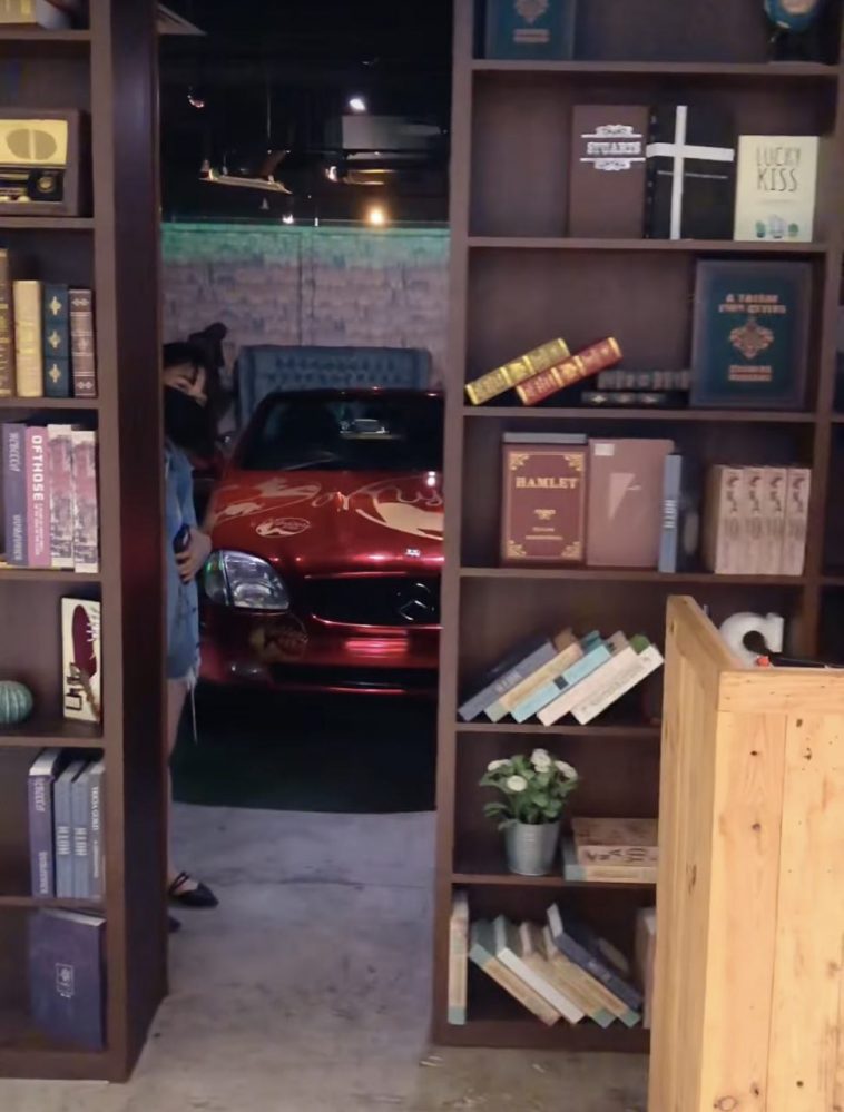 POSH VICTORIAN & VINTAGE-INSPIRED BAR HIDDEN BEHIND A BOOKSHELF ...