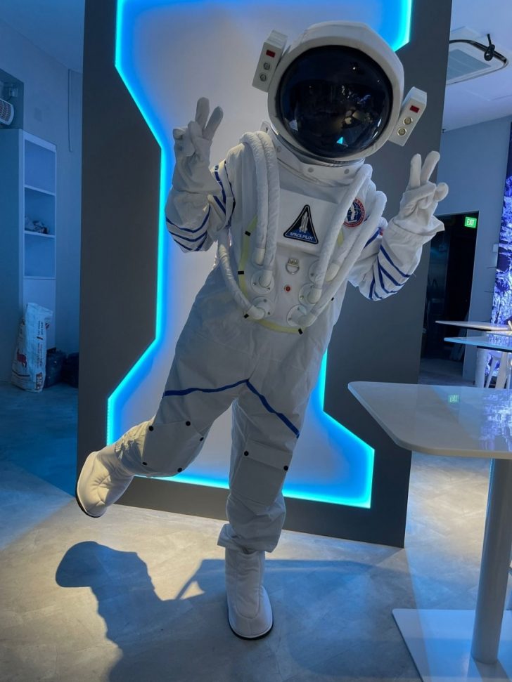 GALAXY-THEMED RESTAURANT WITH OUTER SPACE DECOR & ASTRONAUTS - Shout
