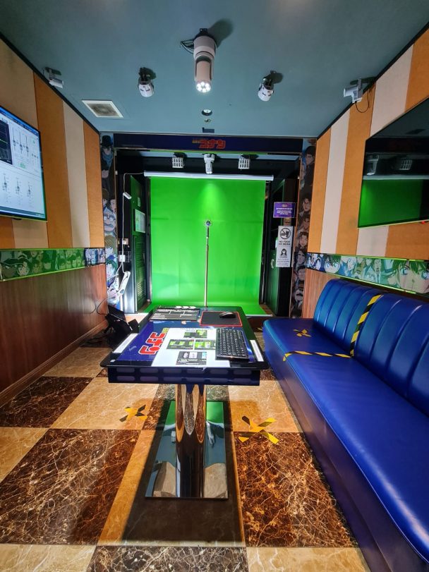 THIS KARAOKE STUDIO LETS YOU FILM & RECORD YOUR OWN MUSIC VIDEO WITH ...