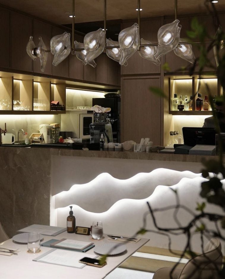 ELEGANT & MINIMALISTIC EUROPEAN-INSPIRED RESTAURANT WITH SCALLOPS ...