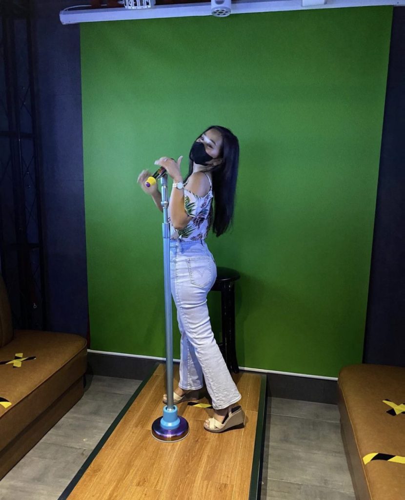 THIS KARAOKE STUDIO LETS YOU FILM & RECORD YOUR OWN MUSIC VIDEO WITH ...