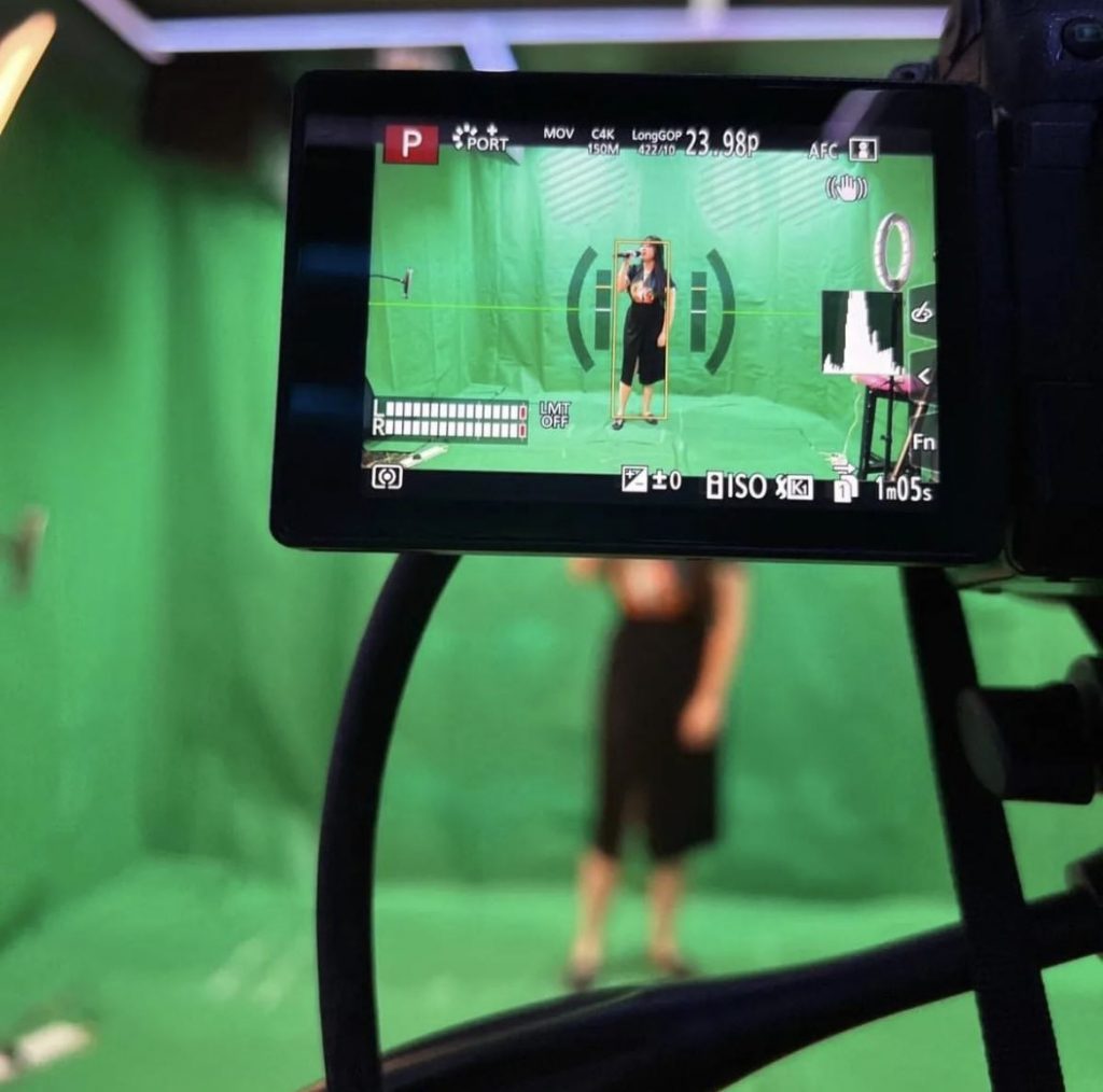 THIS KARAOKE STUDIO LETS YOU FILM & RECORD YOUR OWN MUSIC VIDEO WITH ...