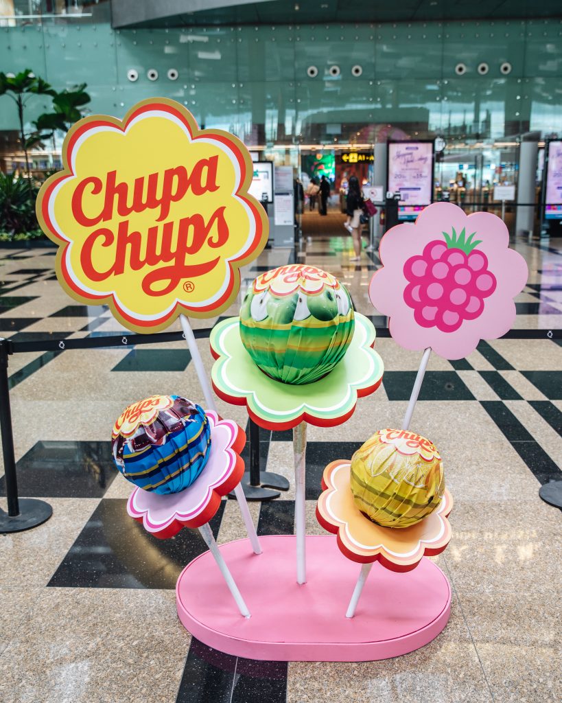 GINORMOUS 3.5-METRE TALL CHUPA CHUPS DISPLAY & PLAYGROUND AT CHANGI ...