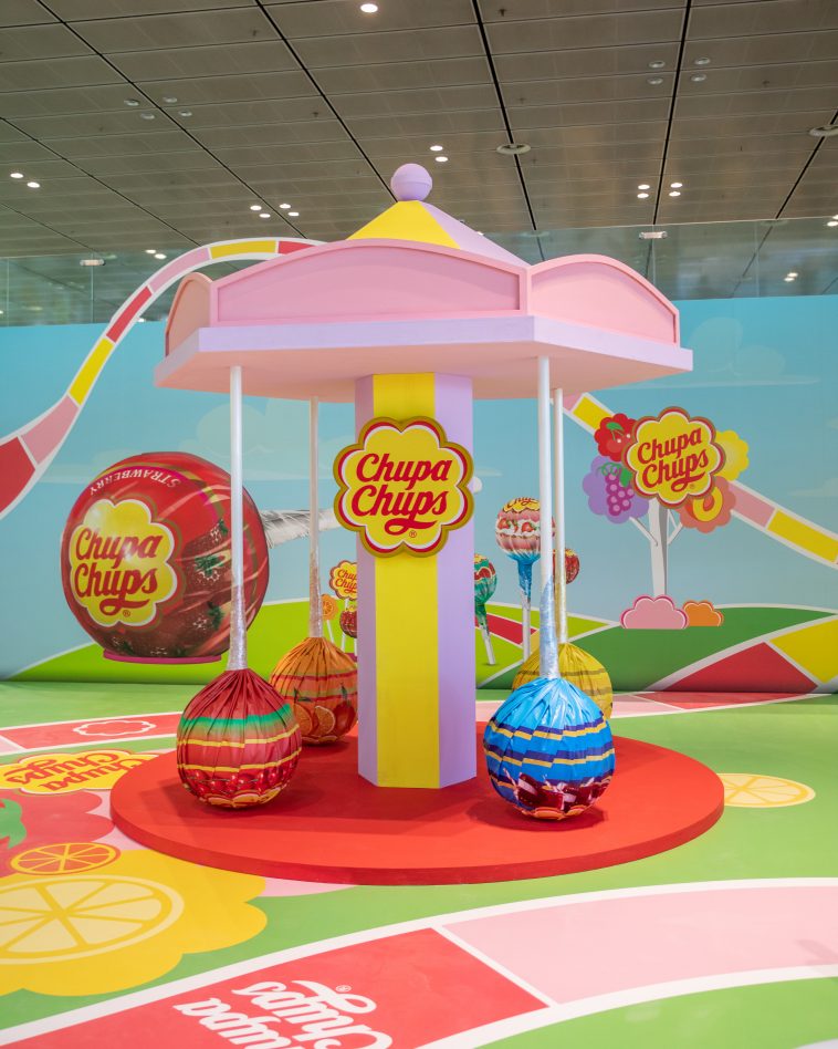 GINORMOUS 3.5-METRE TALL CHUPA CHUPS DISPLAY & PLAYGROUND AT CHANGI ...