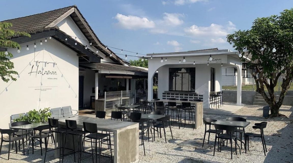 THIS HALAL HOME CAFÉ IN JOHOR BAHRU SITS IN THE BACKYARD OF A HOME AND ...