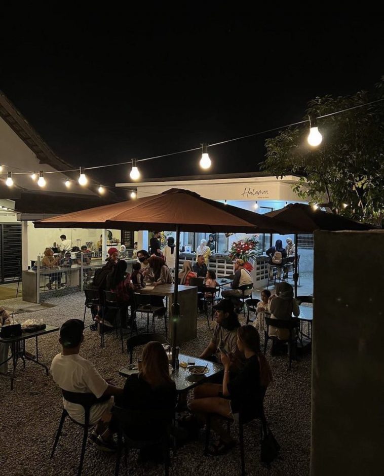 THIS HALAL HOME CAFÉ IN JOHOR BAHRU SITS IN THE BACKYARD OF A HOME AND ...