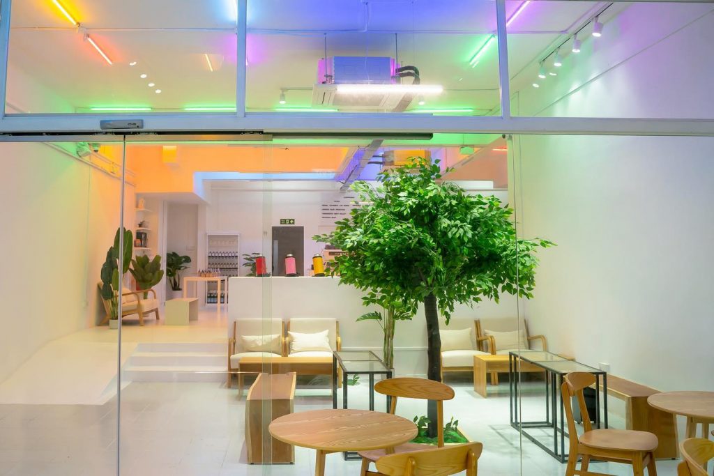 THIS CAFÉ OFFERS FREE FLOW COFFEE ON WEEKDAYS WITH NO SPENDING REQUIRED ...