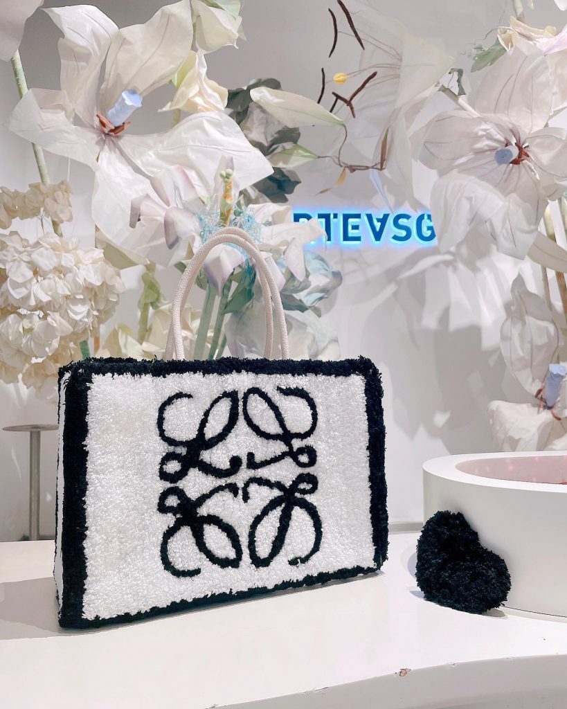 THIS CRAFT STUDIO LETS YOU TUFT YOUR OWN DESIGNER-INSPIRED BAGS FOR ...