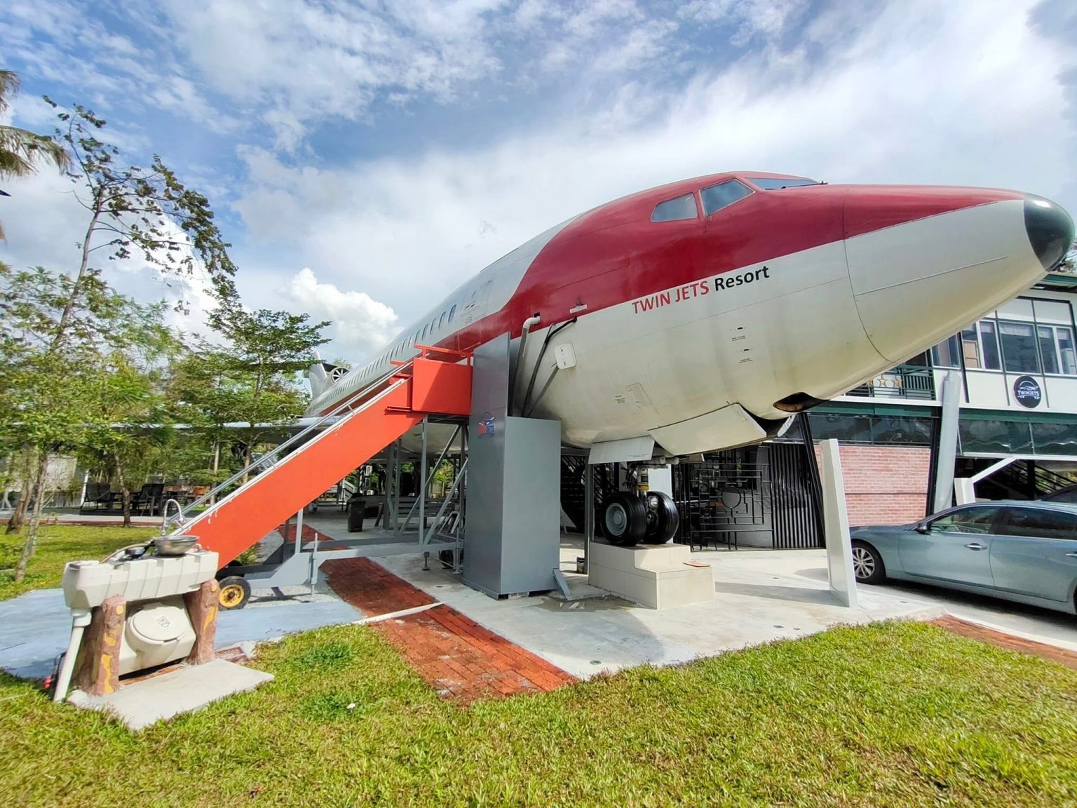 ONE-OF-A-KIND HOTEL IN AIRCRAFT AT TWIN JETS RESORT MALAYSIA! - Shout