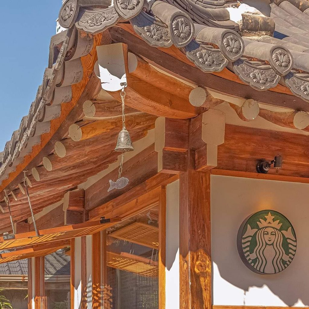 NEW TRADITIONAL HANOK STARBUCKS OUTLET IN SOUTH KOREA! - Shout