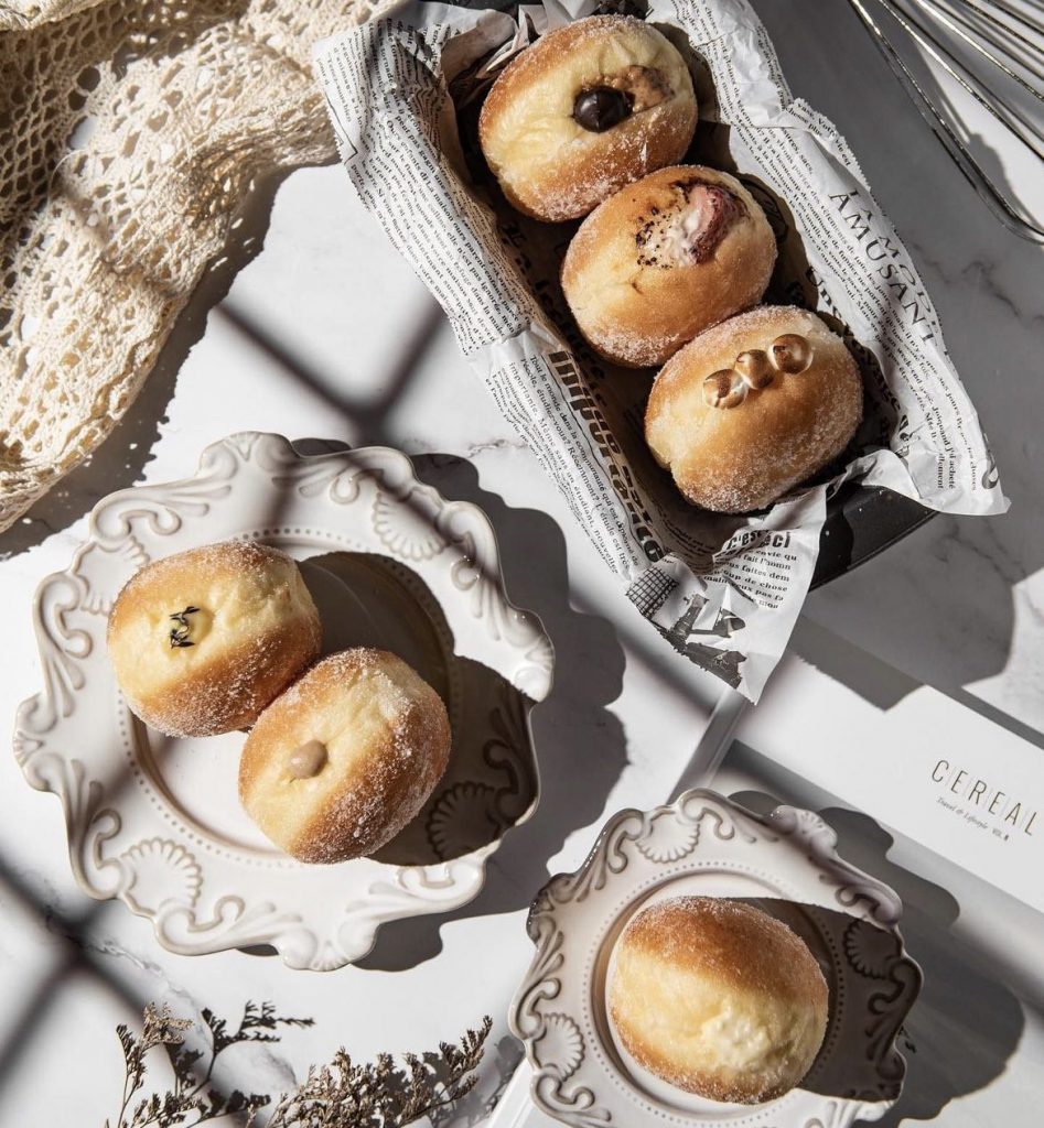 THIS DOUGHNUT SHOP MAKES SAVOURY MAPLE BACON DOUGHNUT BARS WITH ACTUAL ...