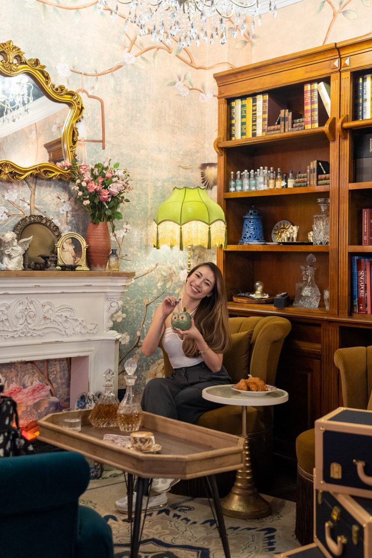 PET-FRIENDLY VINTAGE A BEAUTIFUL DAY TEA ROOM & BAR SERVES DRINKS IN ...