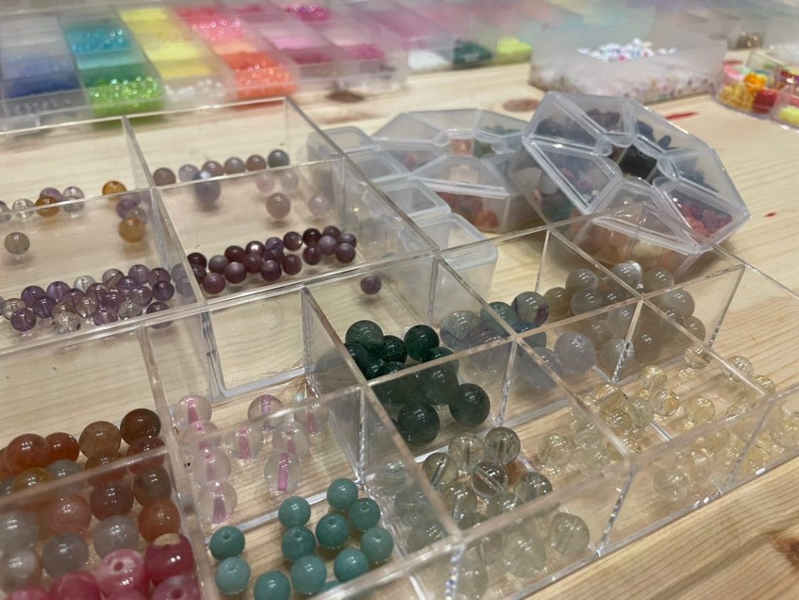 DIY BRACELETS WITH UNLIMITED BEADS FOR JUST $5 AT THIS CRAFT STUDIO ...