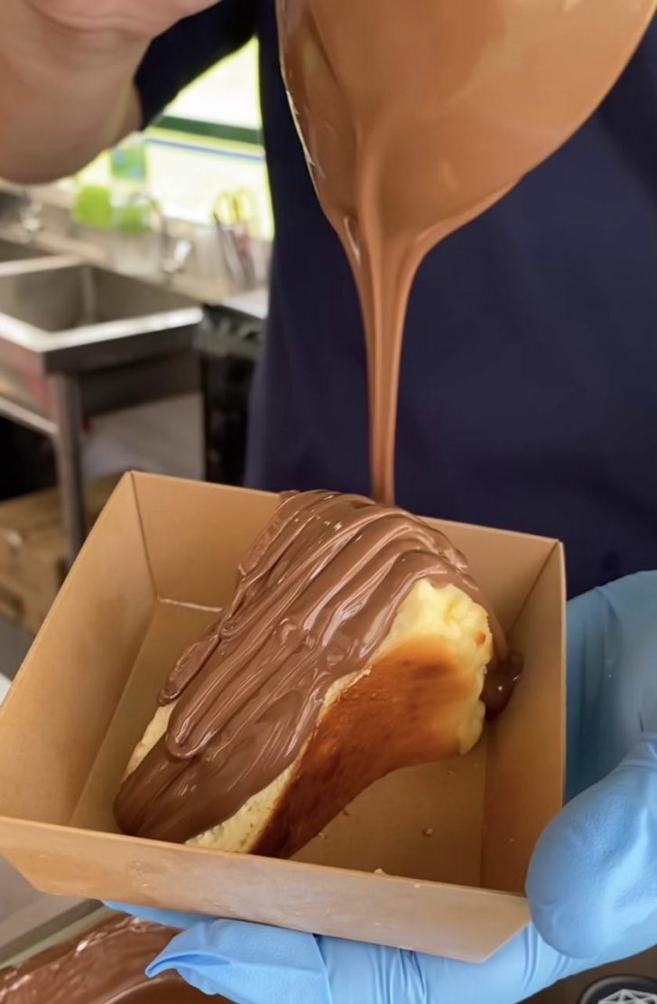 DIY YOUR OWN BURNT CHEESECAKE WITH SAUCES & TOPPINGS LIKE HOT NUTELLA ...