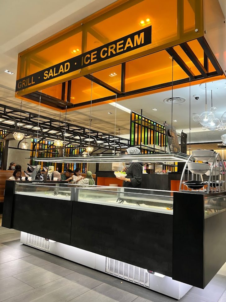 GIANT SUNDAES AT EARLE SWENSEN’S COMES IN VIBRANT RAINBOW COLOURS! - Shout