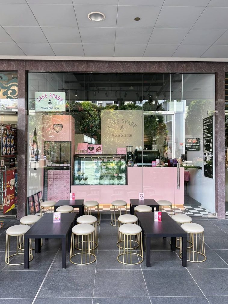 CAKE SPADE’S NEW FLOWER VASE-SHAPED CAKE IS SERVED WITH ACTUAL FLOWERS ...