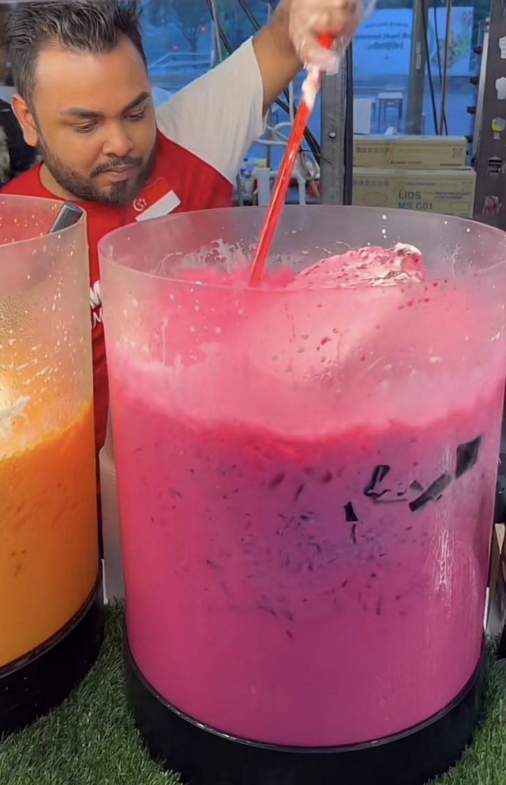RAMADAN BAZAAR AT BUKIT GOMBAK HAS GIANT AIR BALANG DRINKS WITH ICE ...