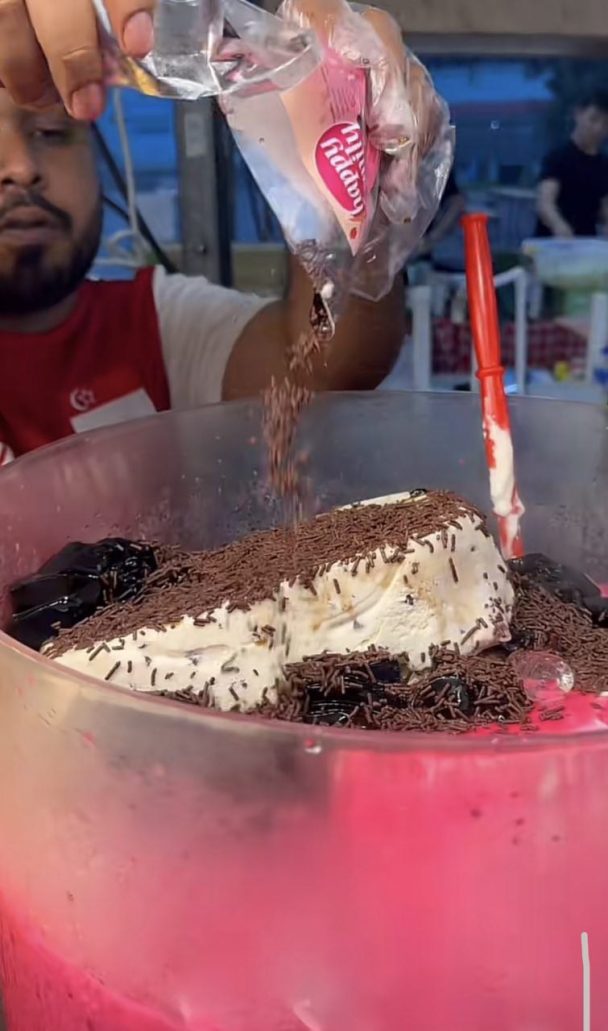 RAMADAN BAZAAR AT BUKIT GOMBAK HAS GIANT AIR BALANG DRINKS WITH ICE ...
