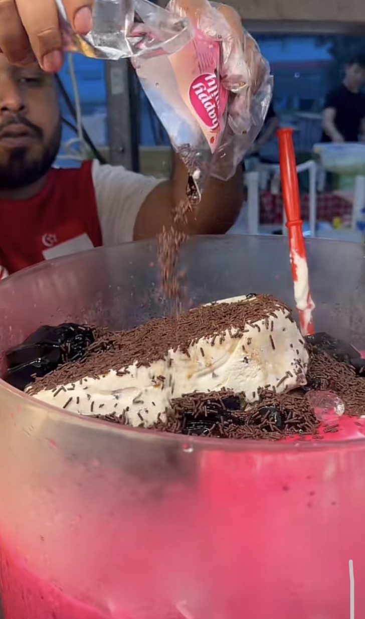 RAMADAN BAZAAR AT BUKIT GOMBAK HAS GIANT AIR BALANG DRINKS WITH ICE ...