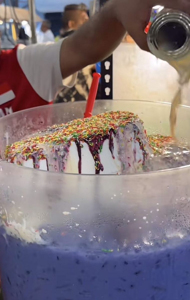 RAMADAN BAZAAR AT BUKIT GOMBAK HAS GIANT AIR BALANG DRINKS WITH ICE ...