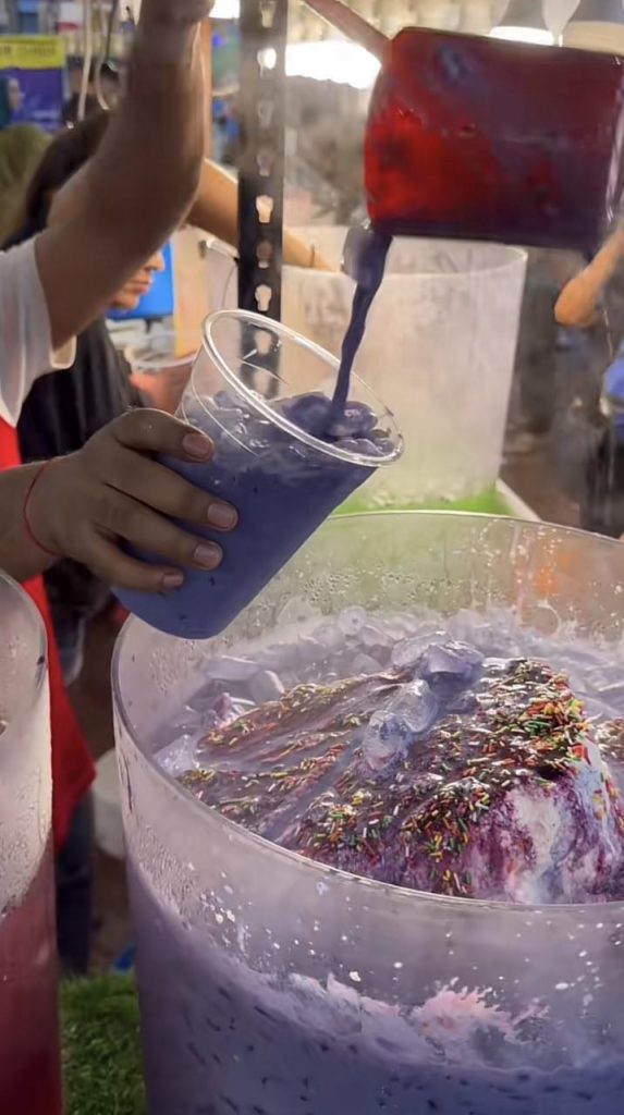 RAMADAN BAZAAR AT BUKIT GOMBAK HAS GIANT AIR BALANG DRINKS WITH ICE ...