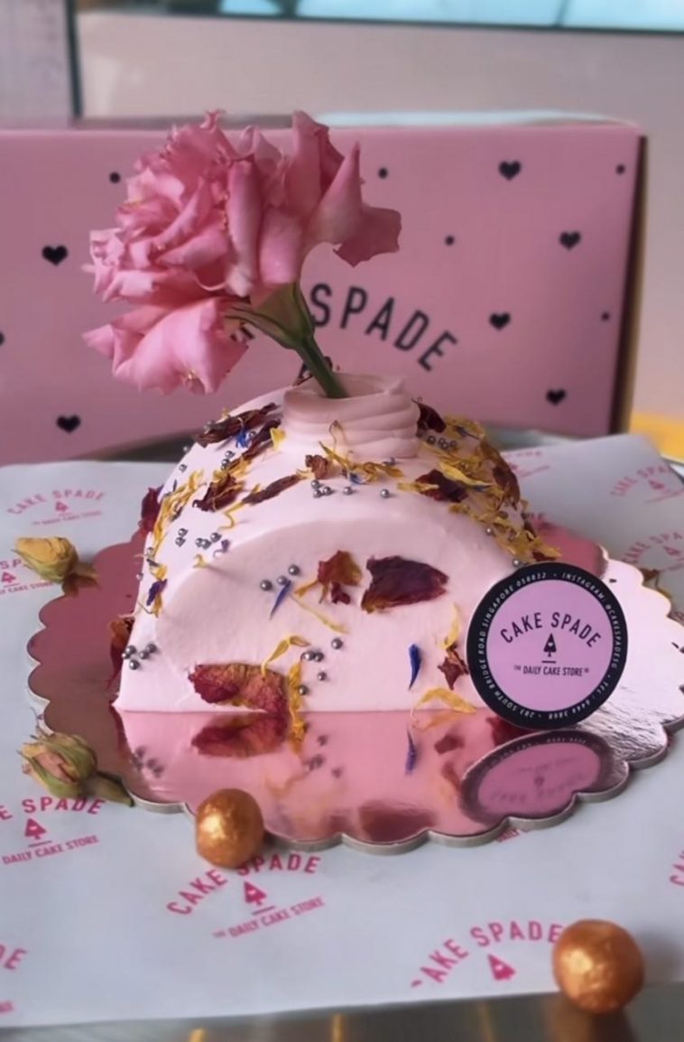 CAKE SPADE’S NEW FLOWER VASE-SHAPED CAKE IS SERVED WITH ACTUAL FLOWERS ...