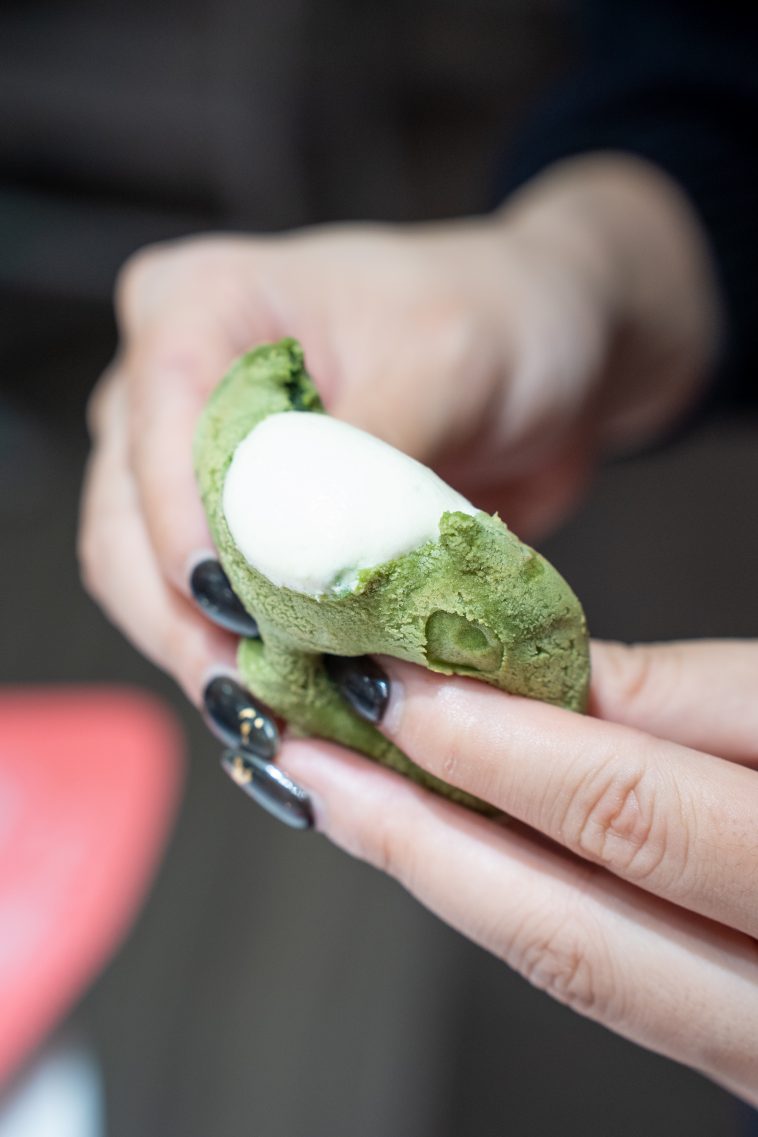 CHEWY & STRETCHY RAINBOW-COLOURED MOCHI STUFFED CREAM PUFFS FOR JUST $2 ...