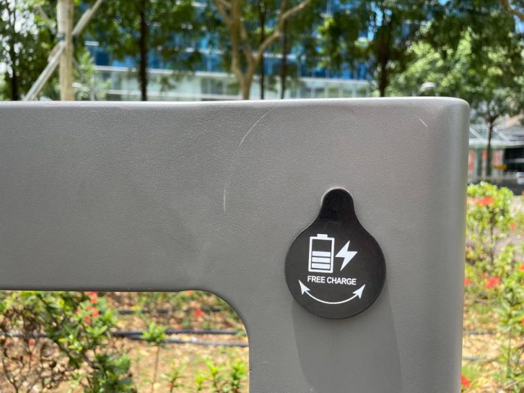 THESE SOLAR-POWERED SMART BENCHES IN SINGAPORE HAS FREE WIFI, CAN ...