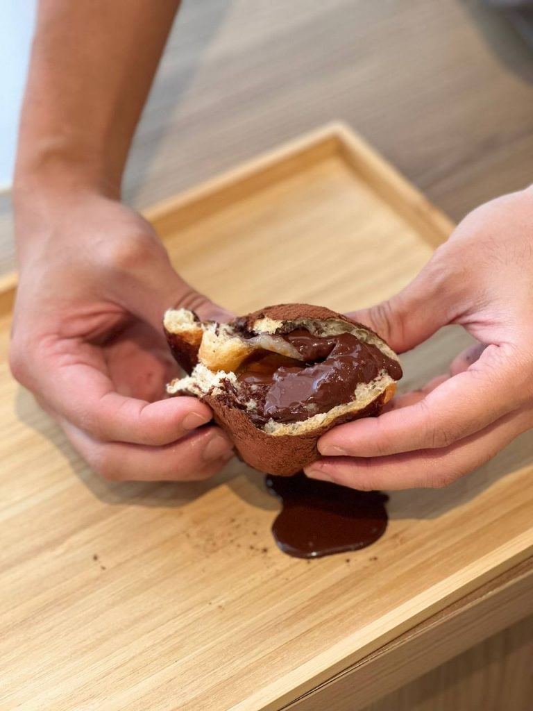 FLUFFY & CHEWY MOCHI BUNS THAT OOZE WITH FLOWING MOLTEN CHOCOLATE AT ...