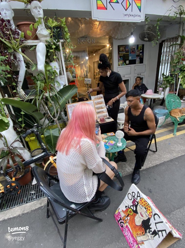 $5 TAROT CARD READINGS AT THIS POP-UP ROADSIDE BOOTH IN HAJI LANE! - Shout