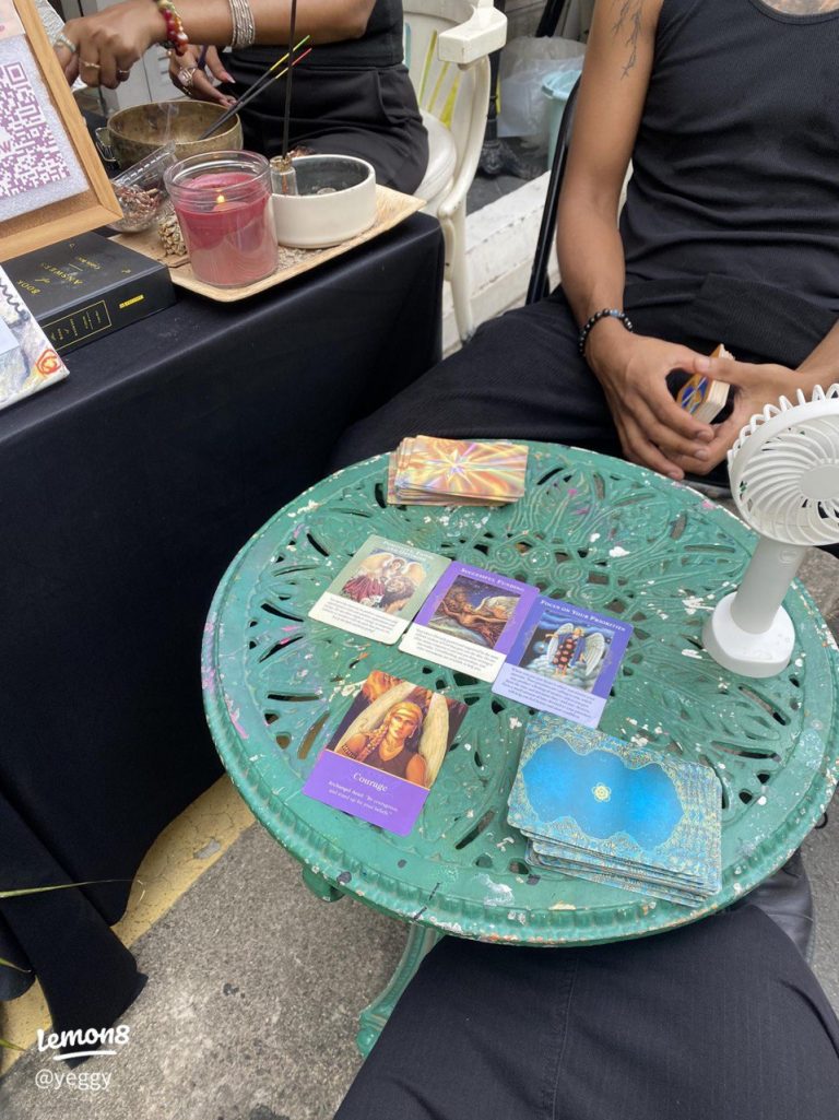 $5 TAROT CARD READINGS AT THIS POP-UP ROADSIDE BOOTH IN HAJI LANE! - Shout