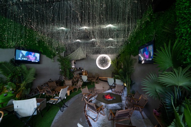 DINE UNDER THE “STARS” AT THIS CAMPING-INSPIRED BBQ BAR IN A FOREST ...