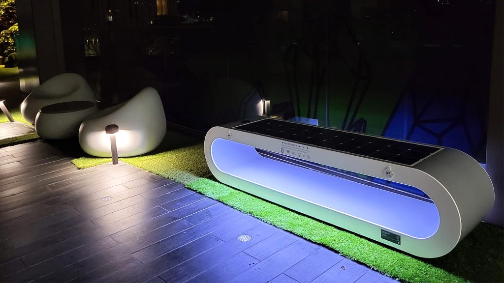 THESE SOLAR-POWERED SMART BENCHES IN SINGAPORE HAS FREE WIFI, CAN ...