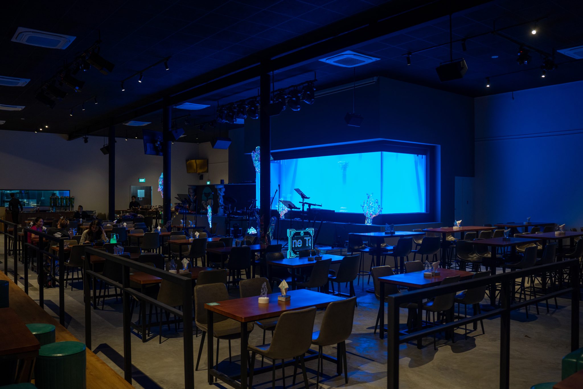 “UNDERWATER” DINING AT THIS ETHEREAL MERMAID BAR WITH FREE LIVE MERMAID ...