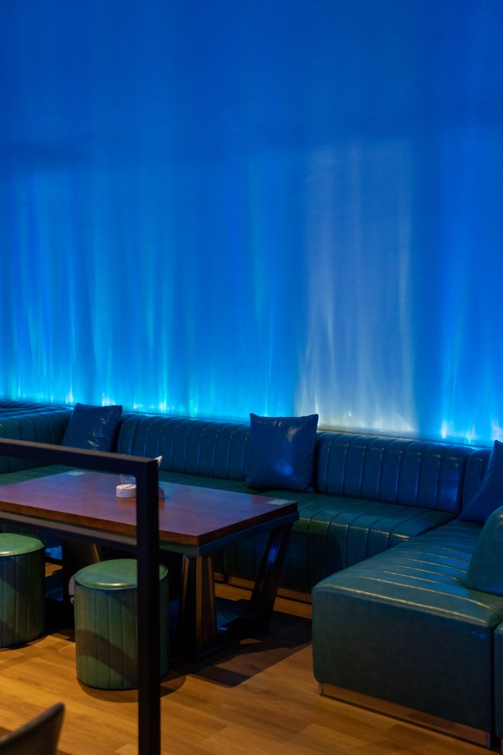 “UNDERWATER” DINING AT THIS ETHEREAL MERMAID BAR WITH FREE LIVE MERMAID ...