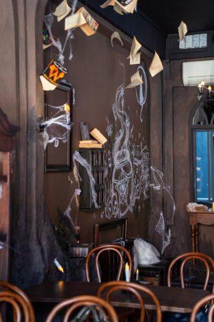 HIDDEN HARRY POTTER-INSPIRED BAR & DESSERT PARLOUR HAS “MAGICAL ...