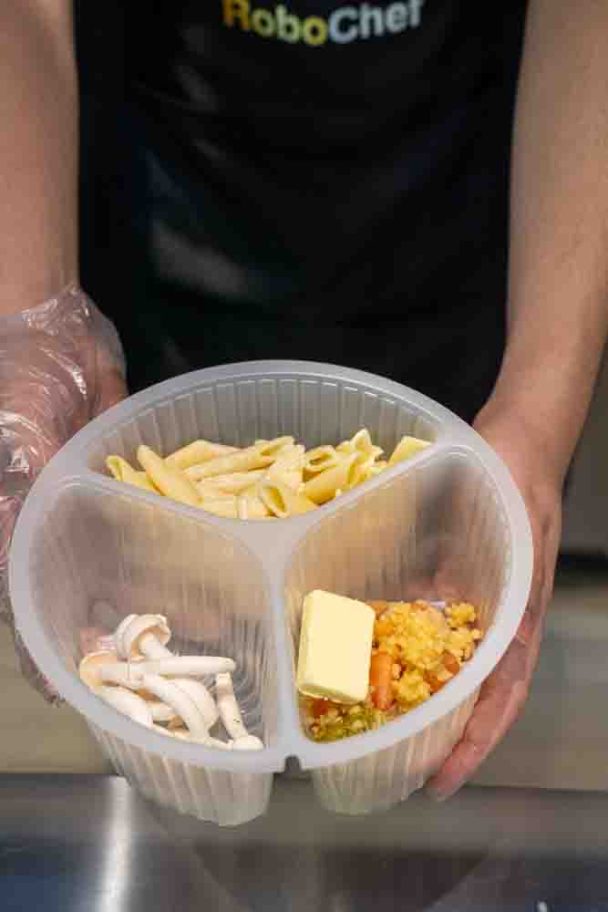 ROBOCHEF: AI-POWERED FAST FOOD JOINT MAKES PASTA, FRIED RICE & NOODLES ...