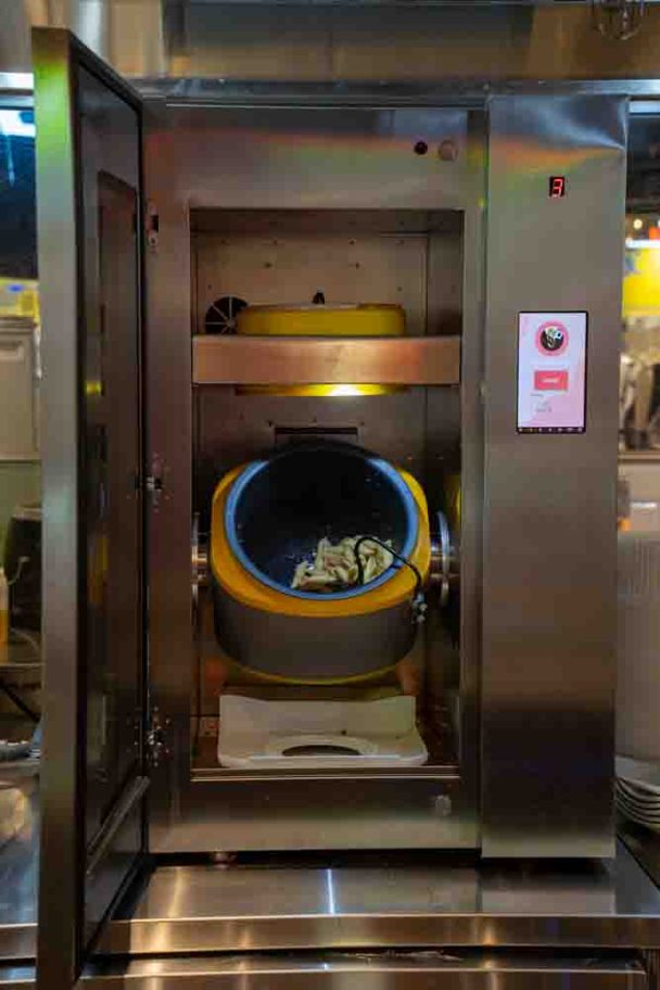ROBOCHEF: AI-POWERED FAST FOOD JOINT MAKES PASTA, FRIED RICE & NOODLES ...