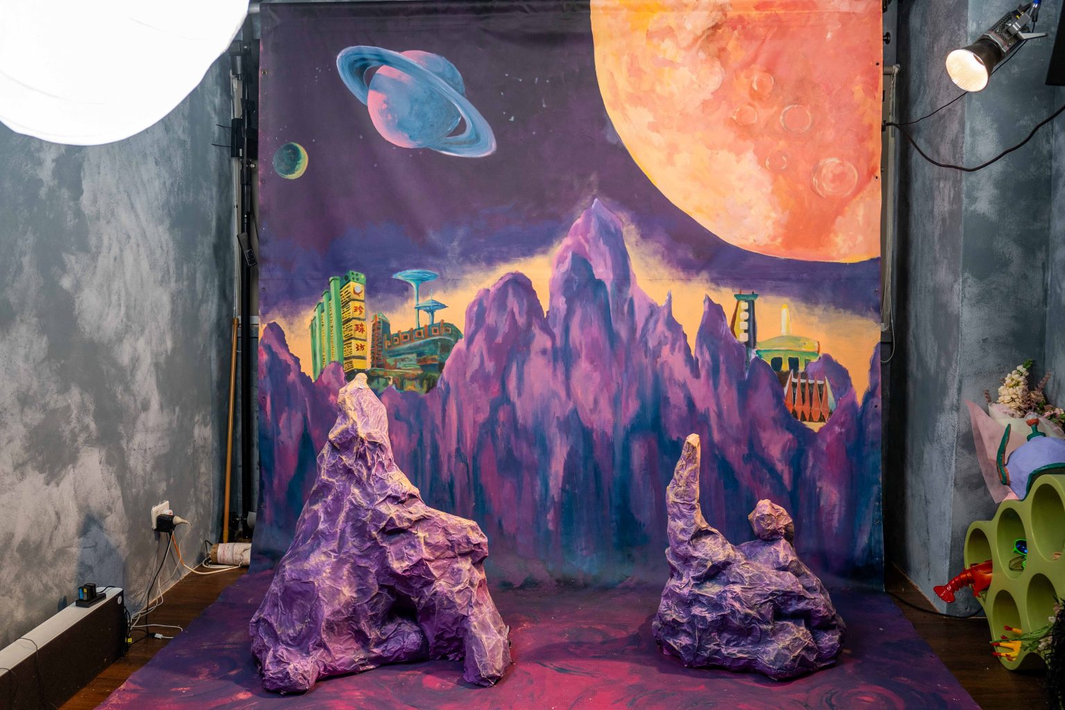 ALIEN-THEMED PHOTOBOOTH IN SINGAPORE WITH UFO SPACESHIP, DEMOGORGON ...