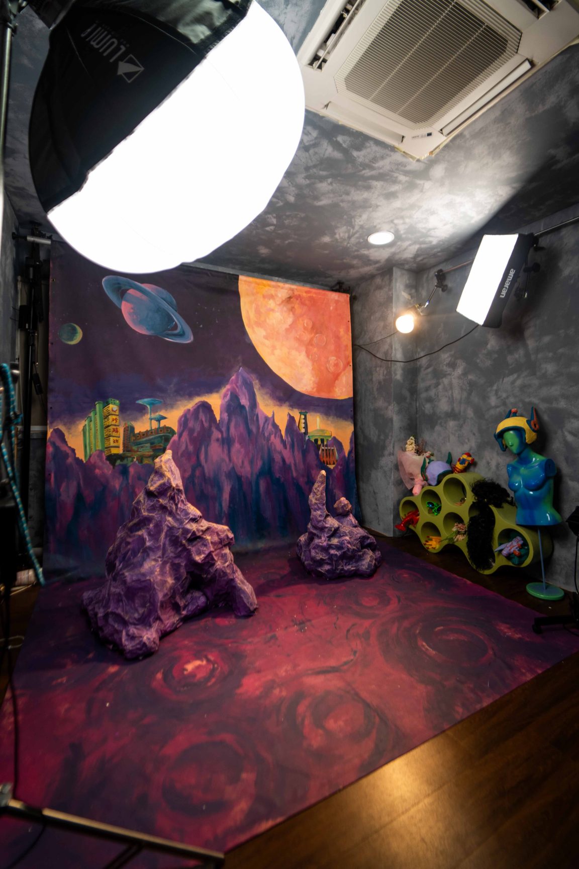 ALIEN-THEMED PHOTOBOOTH IN SINGAPORE WITH UFO SPACESHIP, DEMOGORGON ...