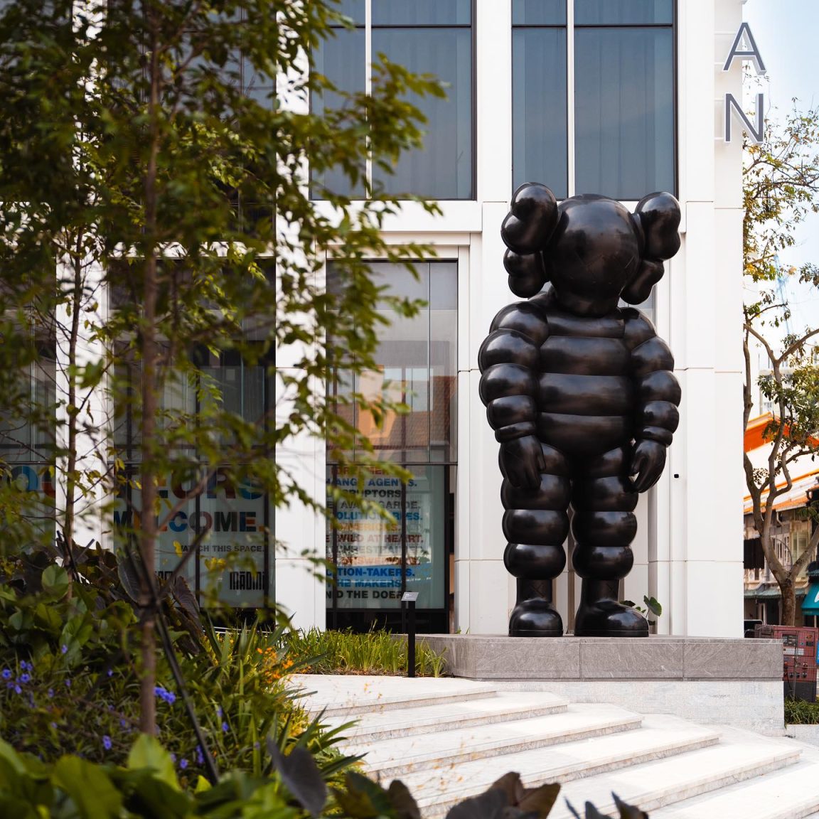 6 METRE-TALL KAWS ART SCULPTURE ARRIVES AT THE MONDRIAN SINGAPORE! - Shout