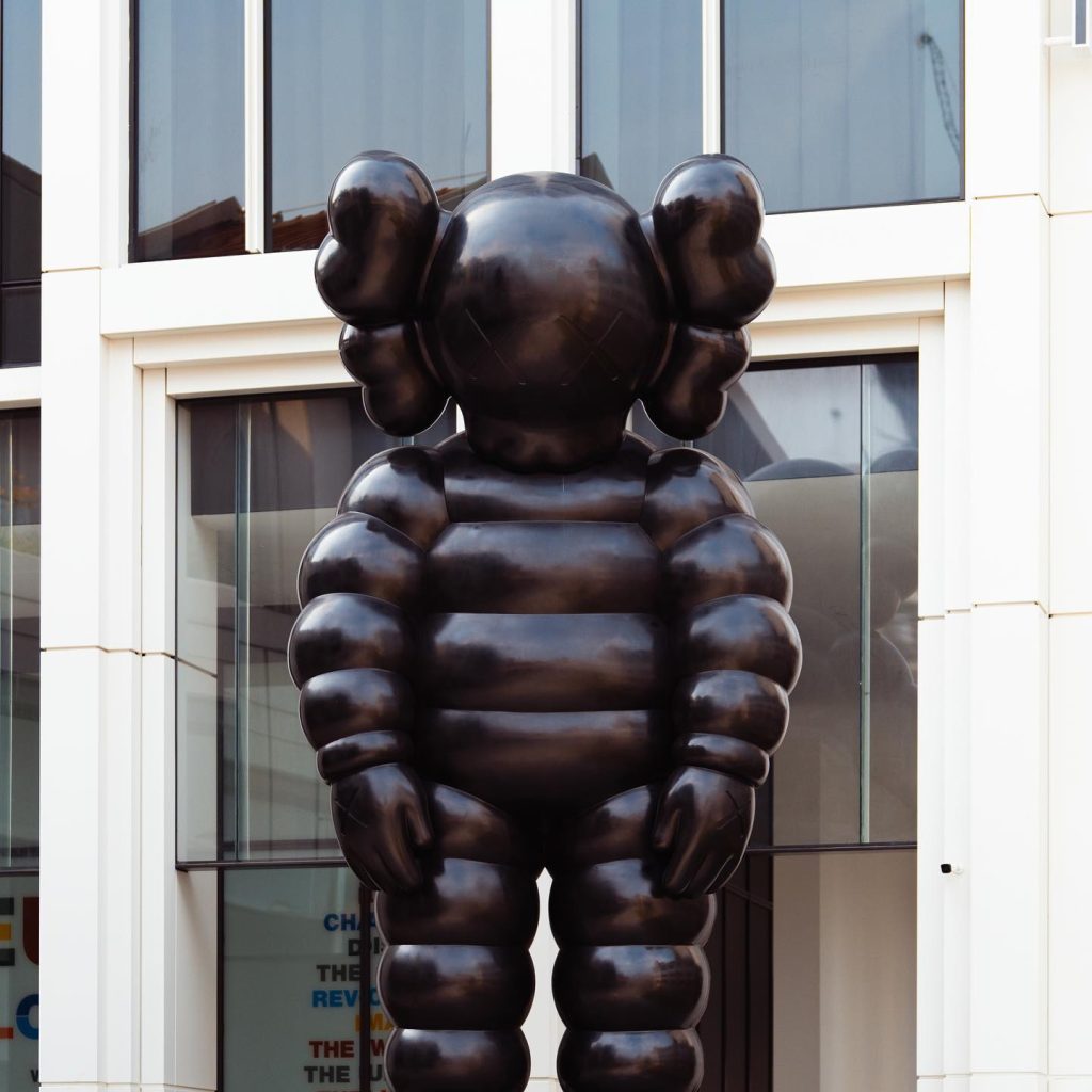 6 METRE-TALL KAWS ART SCULPTURE ARRIVES AT THE MONDRIAN SINGAPORE! - Shout